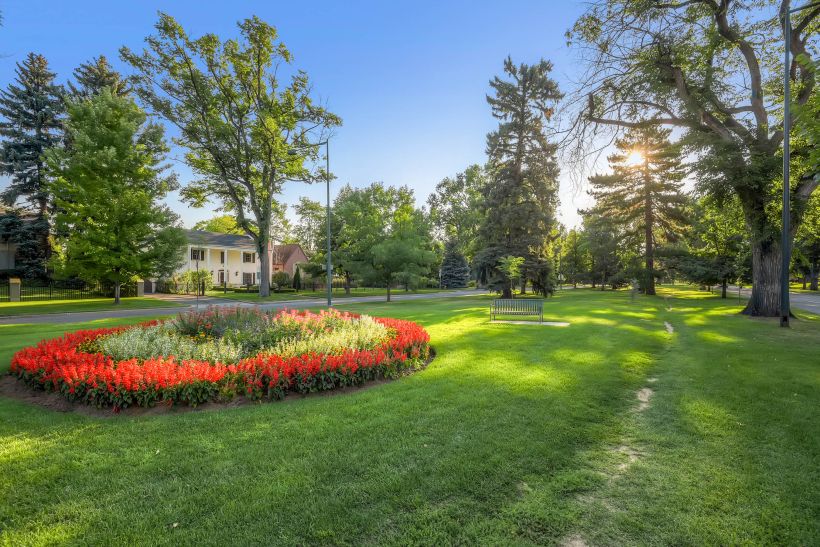 Hilltop Denver - Charming Homes Amidst Lush Park and Parkways